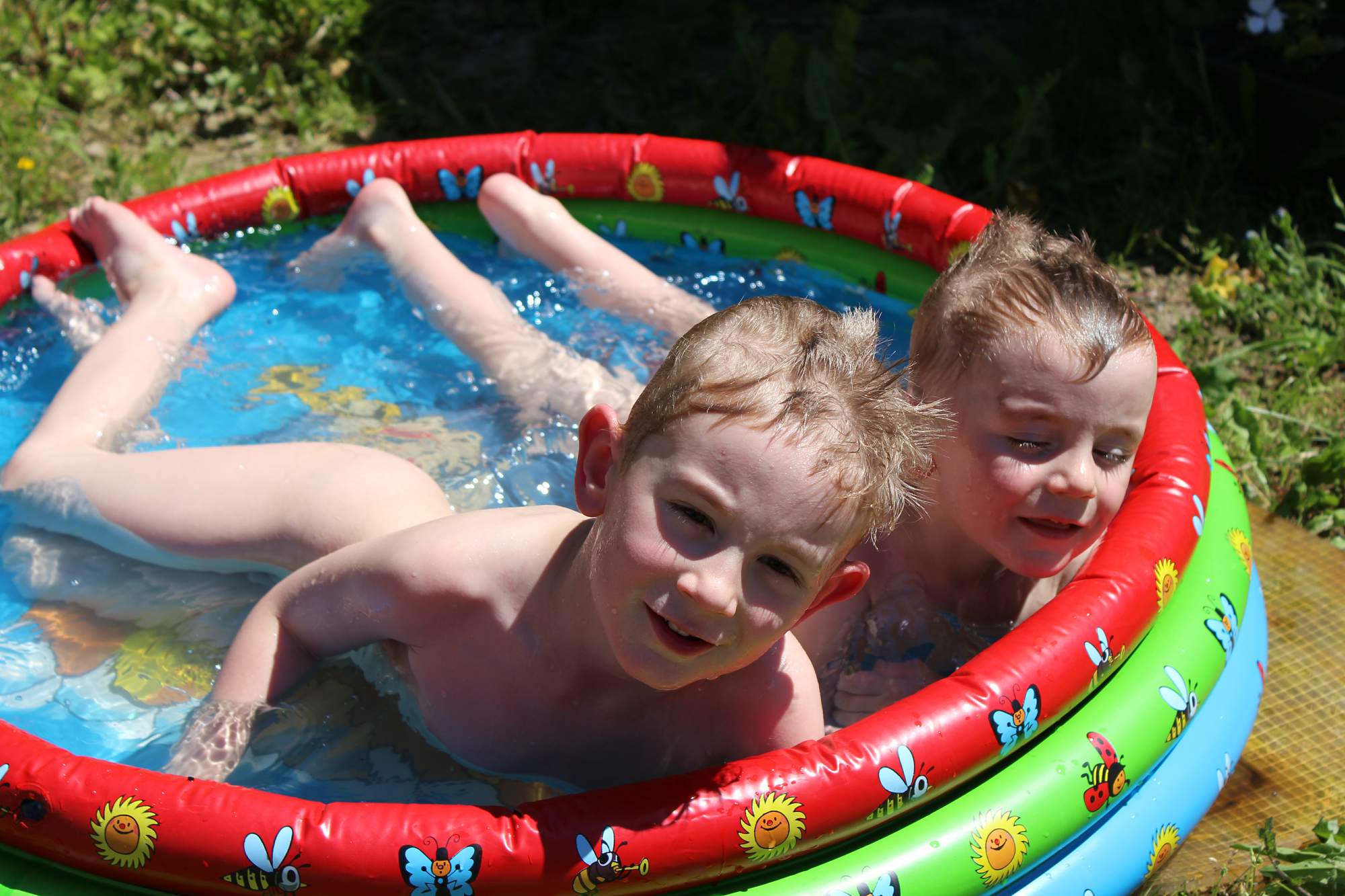 Писает в трусы в кровати 82 фото